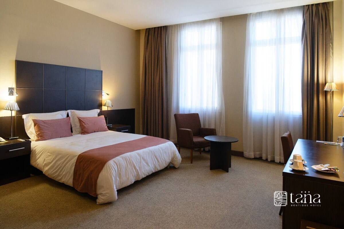 Quarto triplo superior, vista para a cidade | Roupas de cama premium, frigobar, cofres nos quartos, escrivaninha