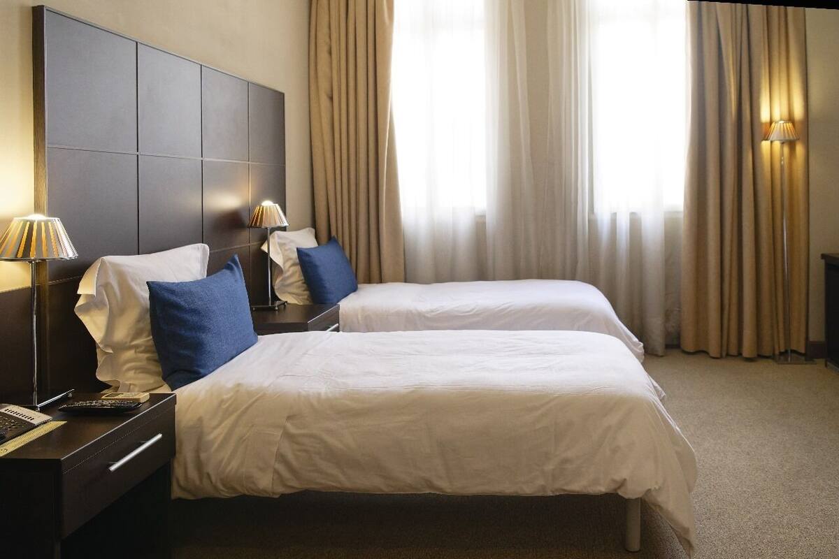 Quarto casal ou duplo standard, para não fumantes, em edifício anexo | Roupas de cama premium, frigobar, cofres nos quartos, escrivaninha