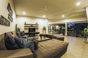 Vila luxo, 5 quartos | Área de estar | TV de tela plana 50 polegadas com canais via satélite, TV, DVD player