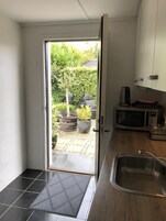 Um frigorífico, um micro-ondas, um forno, uma placa de cozinha 