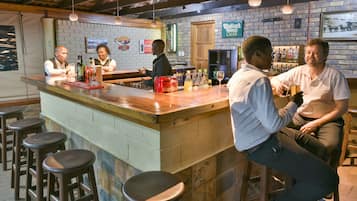 2 bares/lounges, um bar junto à piscina