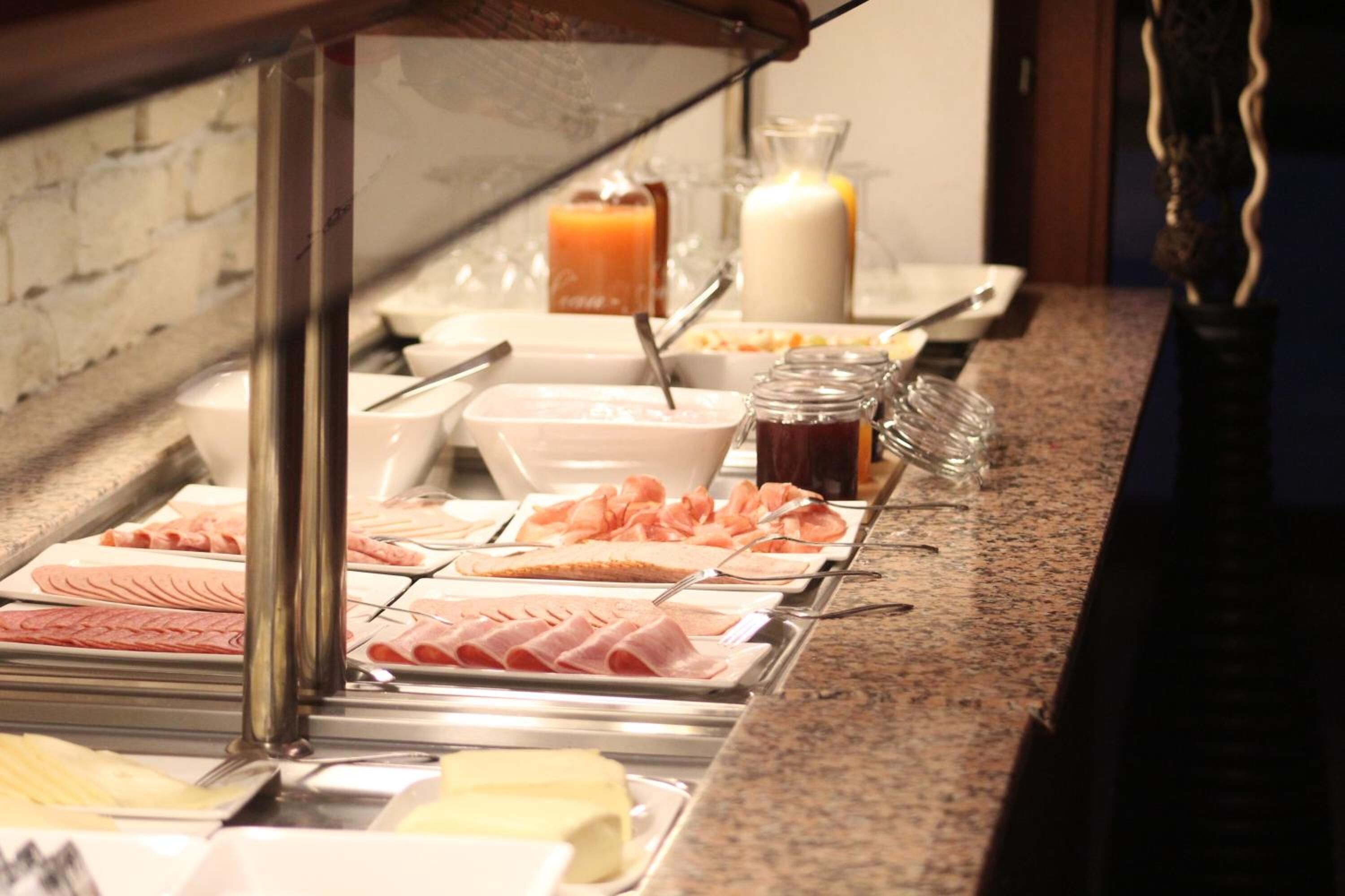 Um buffet com diversos pratos e acompanhamentos.