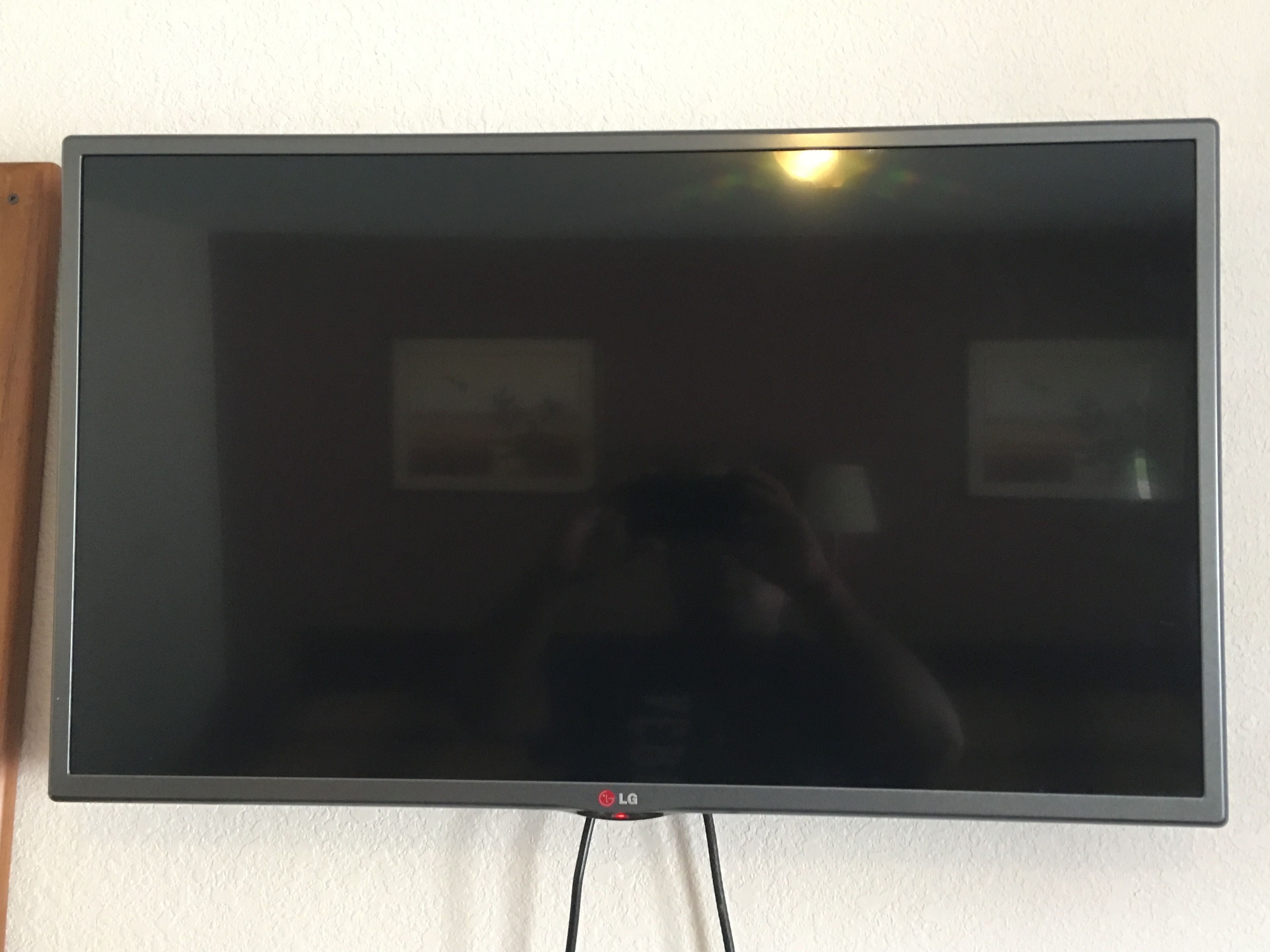 Uma televisão de tela plana fixada na parede.