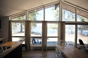 Casa de campo premium, 2 quartos, vista para o lago | Individualmente decorados, Wi-Fi de cortesia, roupa de cama