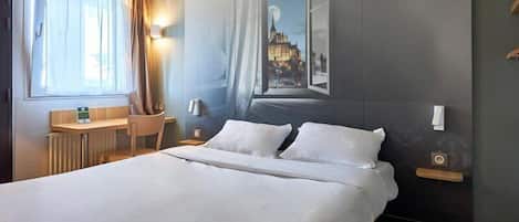 Quarto casal, acessível, para não fumantes | Roupas de cama premium, escrivaninha, quartos à prova de som