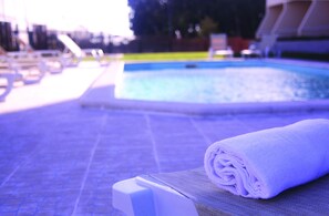 Piscina externa sazonal, espreguiçadeiras