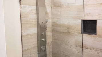 Suite, 1 King Bed, Algonquin | Casa de banho | Artigos de higiene pessoal grátis, um secador de cabelo