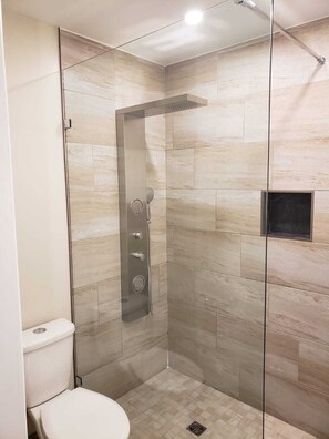 Suite, 1 King Bed, Algonquin | Banheiro | Produtos de toalete grátis, secador de cabelo, toalhas de banho 
