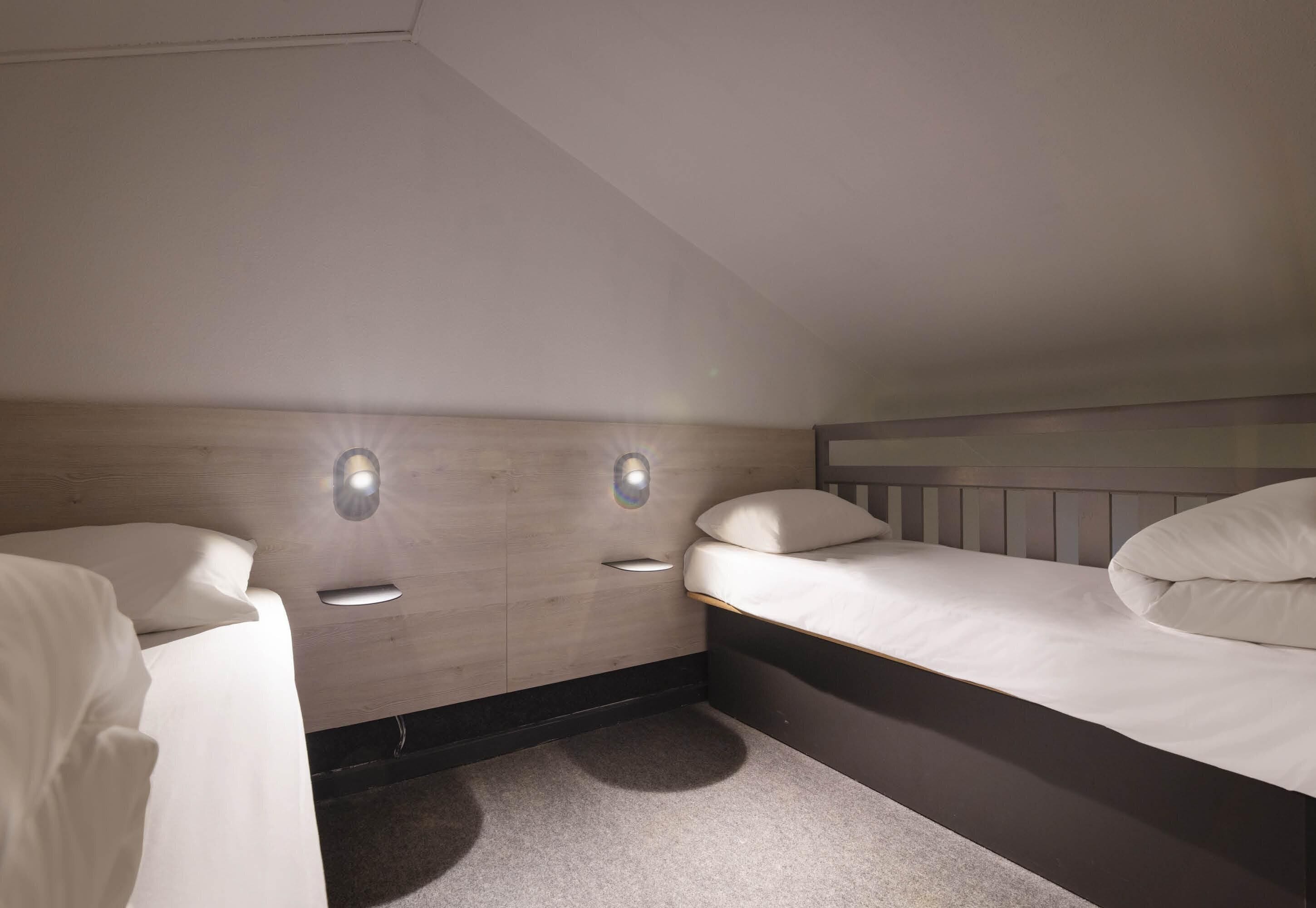 Roupas de cama premium, escrivaninha, quartos à prova de som