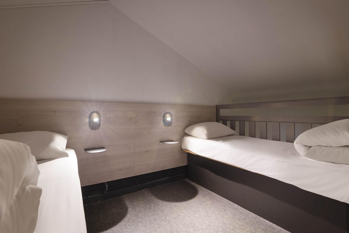 Roupas de cama premium, escrivaninha, quartos à prova de som