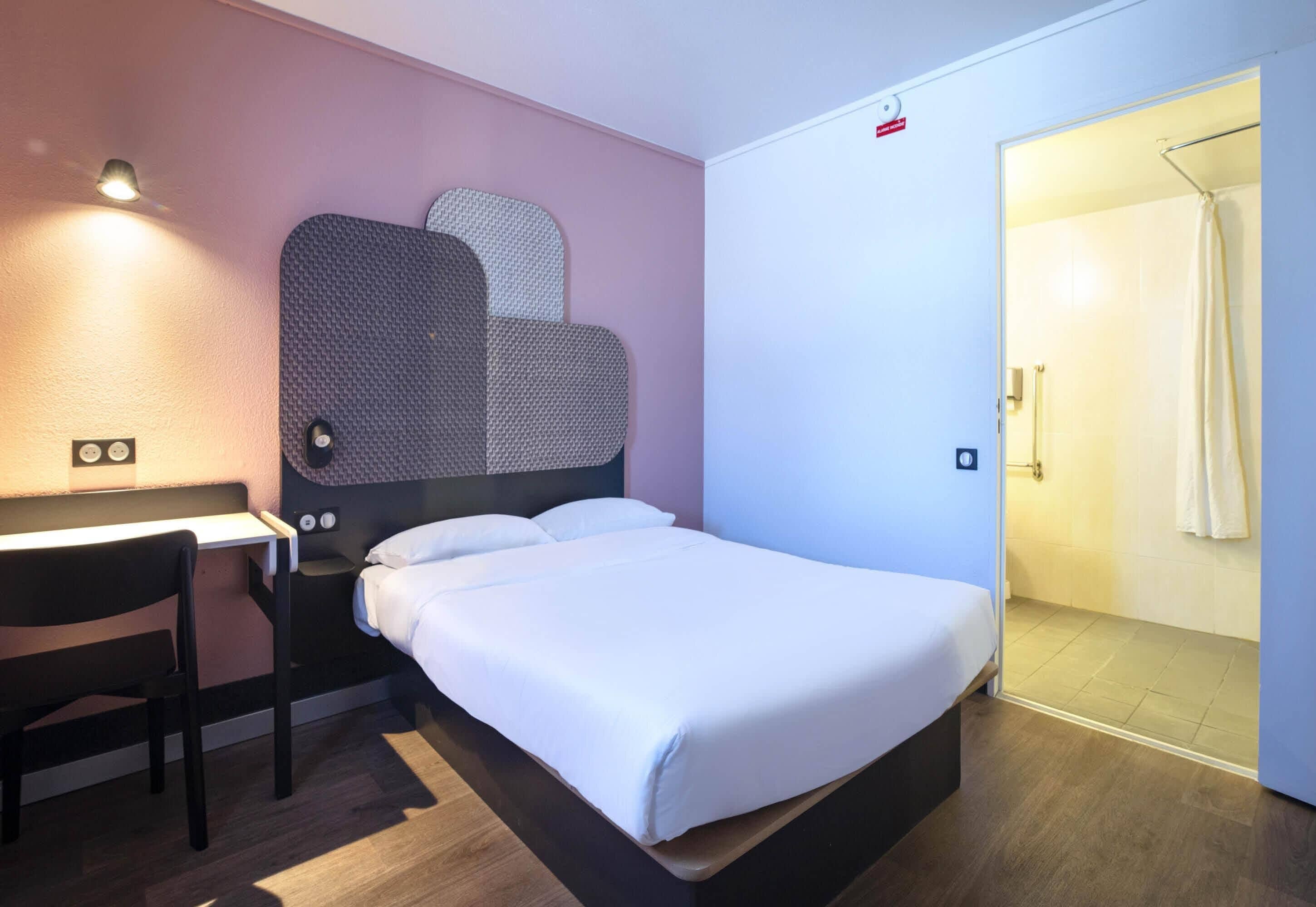 Quarto casal, acessível, para não fumantes | Roupas de cama premium, escrivaninha, quartos à prova de som