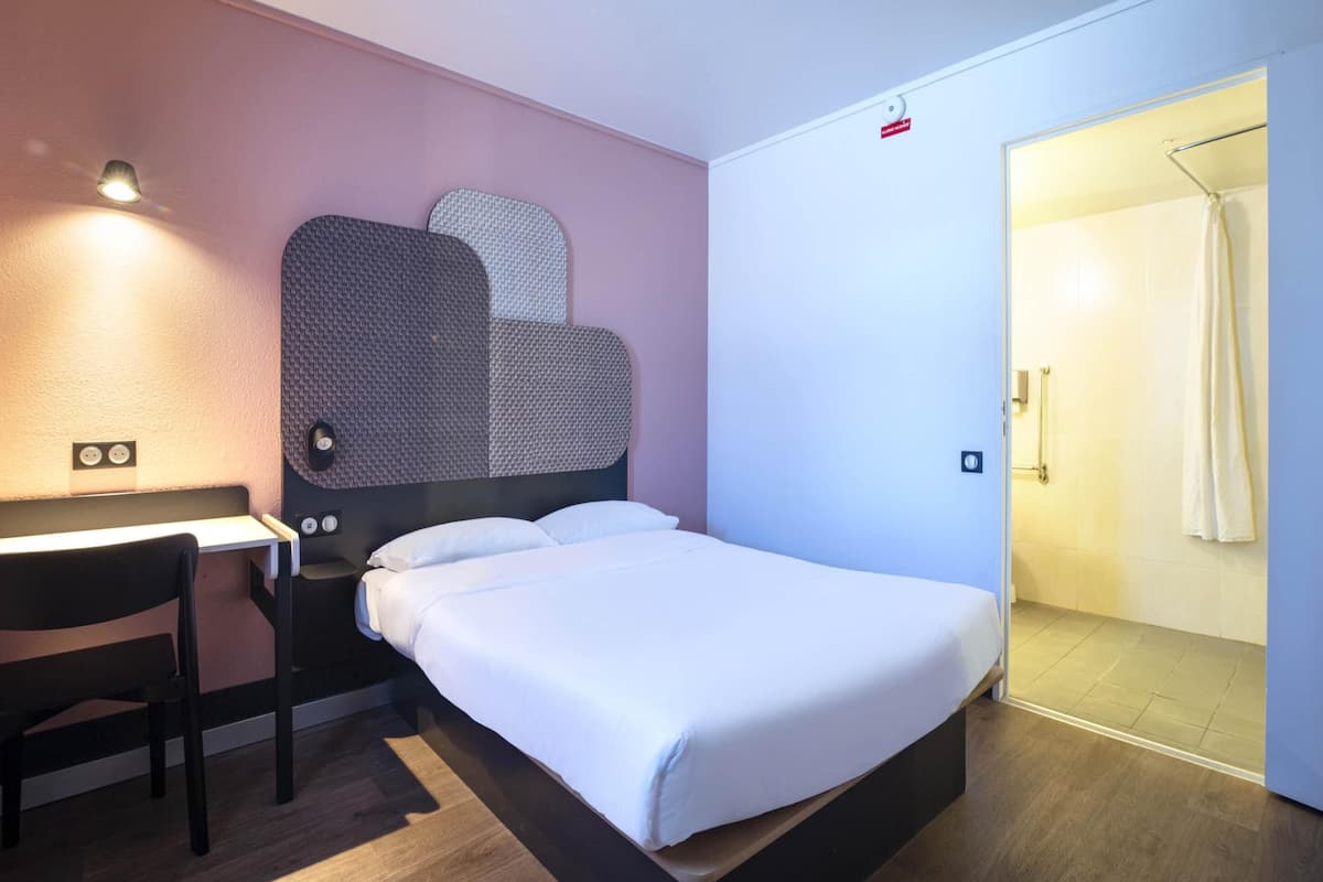 Quarto casal, acessível, para não fumantes | Roupas de cama premium, escrivaninha, quartos à prova de som