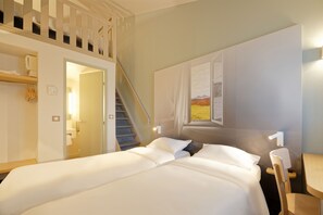 Quarto quádruplo, para não fumantes | Roupas de cama premium, escrivaninha, quartos à prova de som