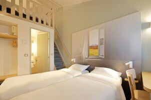 Quarto quádruplo, para não fumantes | Roupas de cama premium, escrivaninha, quartos à prova de som