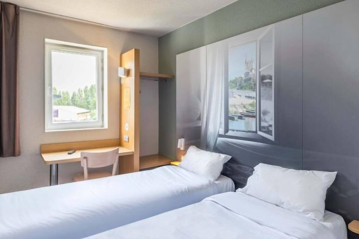 Roupas de cama premium, escrivaninha, quartos à prova de som