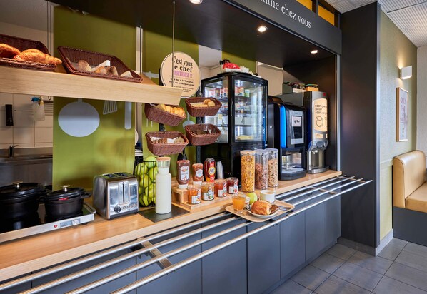 Pequeno-almoço tipo buffet diário mediante uma taxa