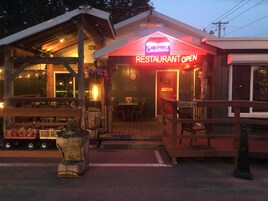 Fachada da propriedade à noite