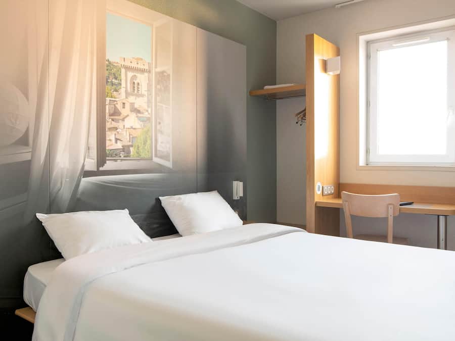 Roupas de cama premium, escrivaninha, quartos à prova de som