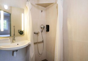 Quarto Duplo, acessível, não fumadores | Casa de banho | Um polibã, artigos de higiene pessoal grátis, um secador de cabelo 