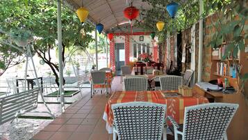 Villa de Luxo, 4 quartos, vista para a piscina | Cozinha partilhada | Um frigorífico, uma cadeira de bebé, Produtos de limpeza