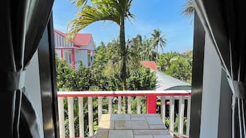 Quarto casal ou duplo luxo, sacada | Frigobar, cofres nos quartos, escrivaninha, Wi-Fi de cortesia