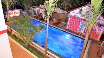 Quarto Familiar, vista para a piscina | Varanda