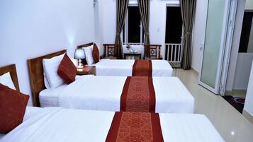 Quarto Duplo ou Twin Executivo, vista para a piscina | Minibar, cofre no quarto, secretária, Wi-fi grátis