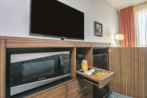 Roupas de cama premium, camas com colchões pillow-top, escrivaninha