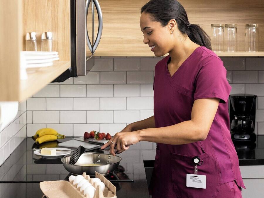 Um frigorífico, um micro-ondas, uma placa de cozinha