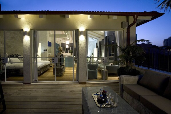 Cobertura com design assinado, 1 cama King e sofá-cama | Vista do quarto