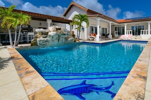 Pool side Villa Little 2 with Gallery | Roupa de alta qualidade, camas de colchão Select Comfort