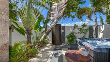 Pool Suite with Private Garden Hot Tub XXL (2-51) | Roupa de alta qualidade, camas de colchão Select Comfort