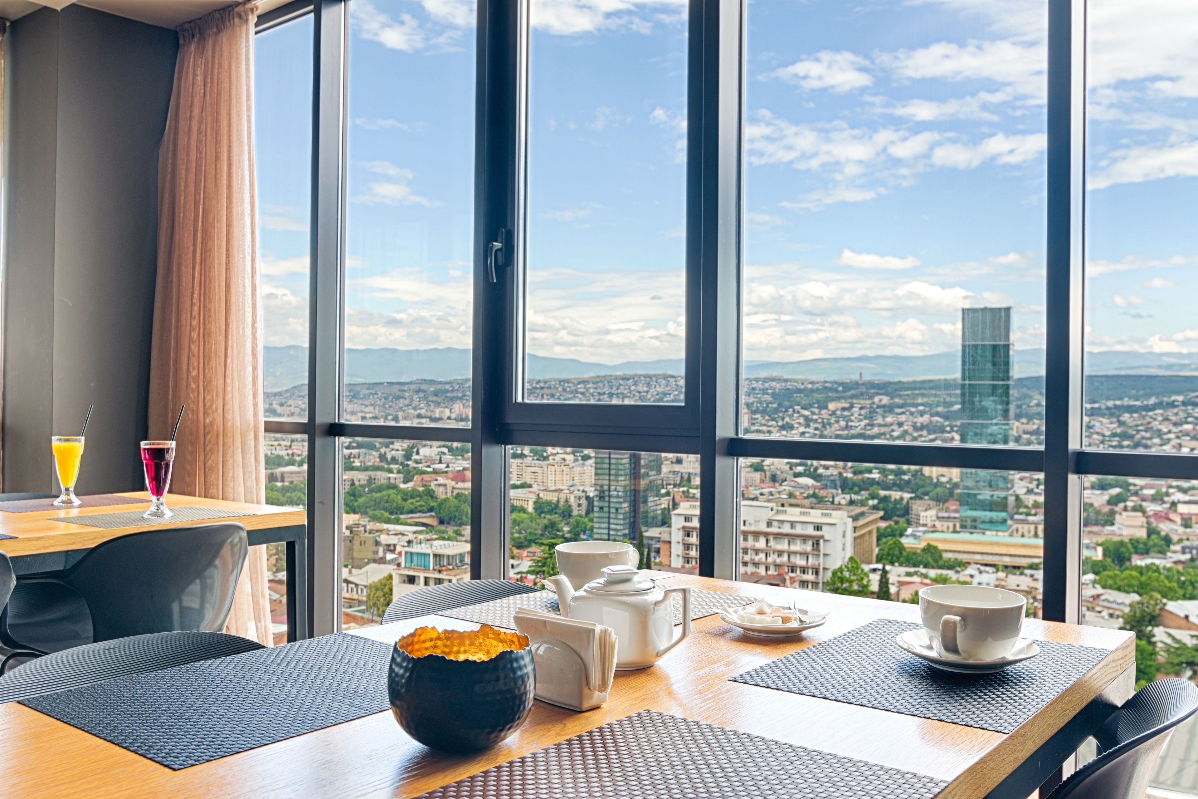 Café da manhã, almoço e jantar; culinária internacional 