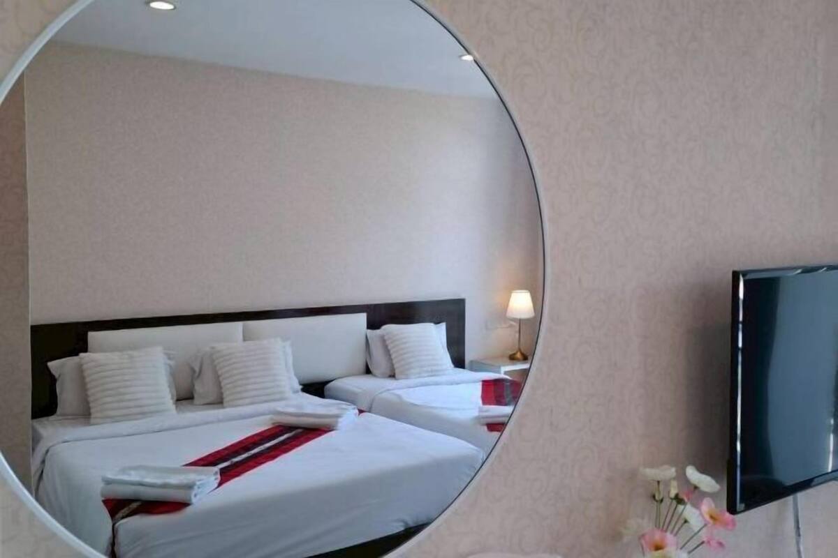 Escrivaninha, quartos à prova de som, Wi-Fi de cortesia, roupa de cama
