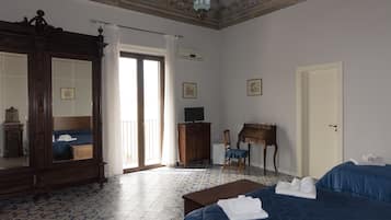 Quarto triplo grand, vista para o mar | 1 quarto, edredons de pluma, frigobar, escrivaninha