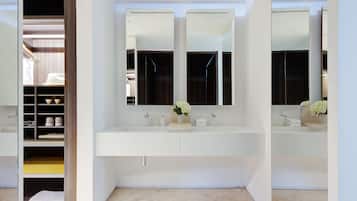 Villa, 4 quartos (Waterside with Nanny Bedroom) | Casa de banho | Um polibã, produtos de higiene exclusivos, um secador de cabelo