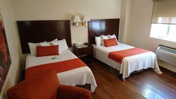 Quarto casal | Cofres nos quartos, escrivaninha, espaço de trabalho para notebook