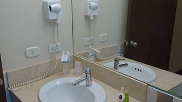 Produtos de toalete grátis, toalhas de banho, sabonete, shampoo