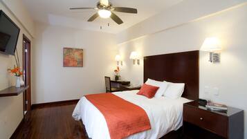 Quarto solteiro | Cofres nos quartos, escrivaninha, espaço de trabalho para notebook