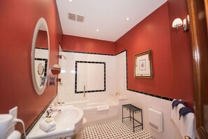 Quarto superior, 1 cama Queen | Banheiro | Produtos de toalete de grife, secador de cabelo, toalhas de banho 