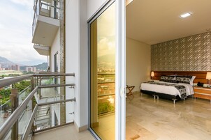 Quarto Executivo, varanda, Vista para a cidade | Roupa de alta qualidade, edredões de penas, minibar, secretária