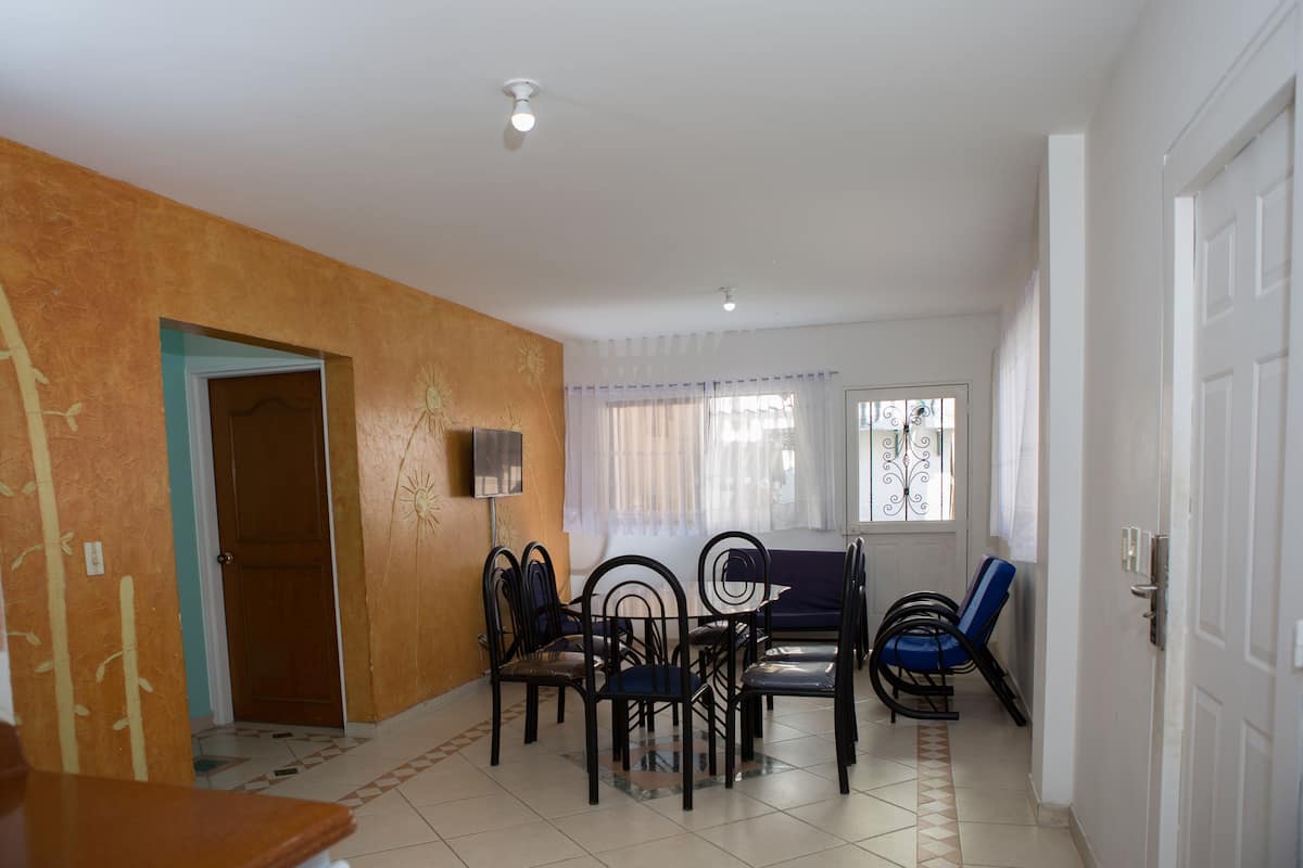 Apartamento, 2 quartos | Sala de estar | Televisor plasma de 32 polegadas com canais por cabo, televisor