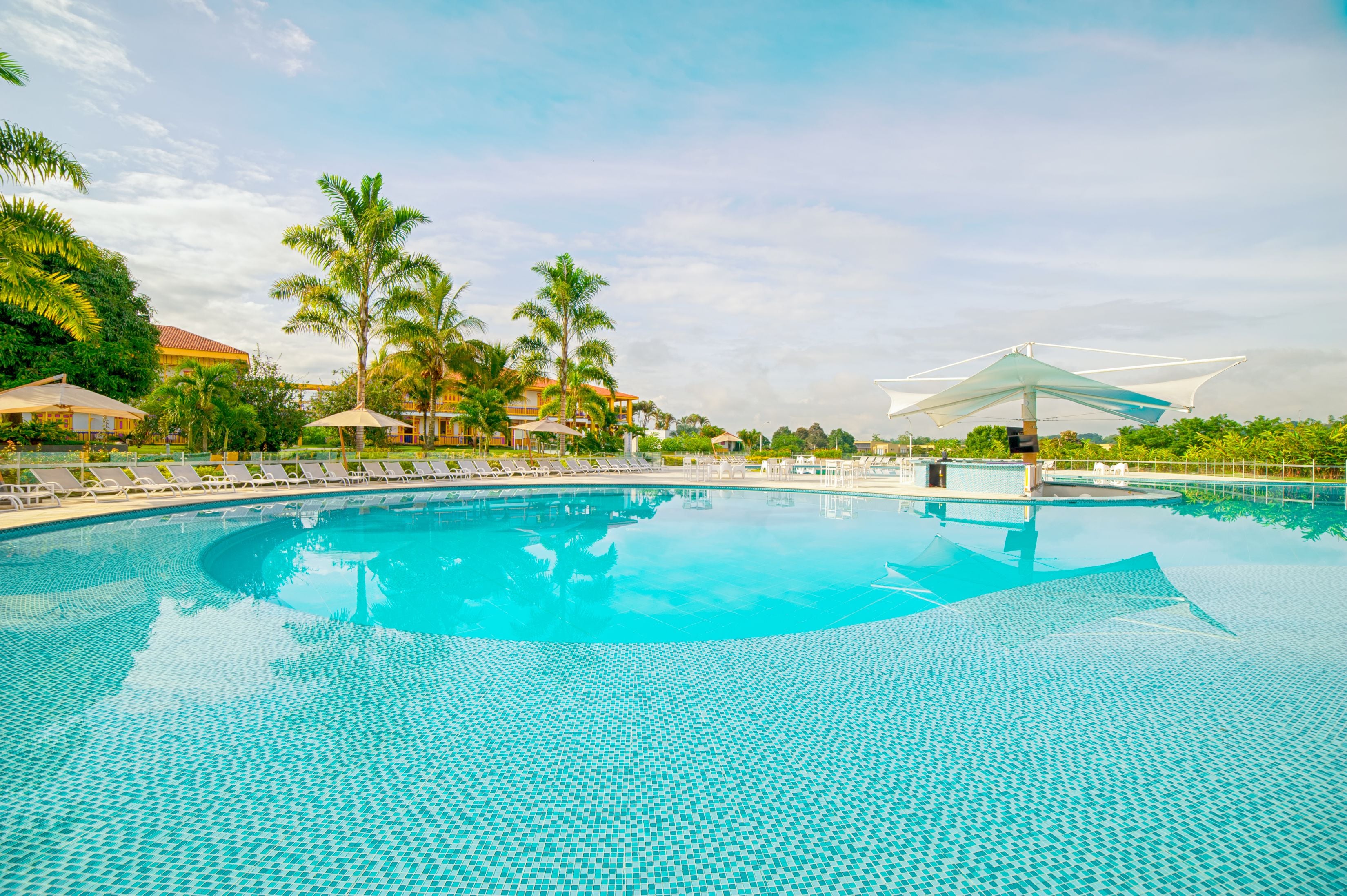 2 piscinas exteriores, espreguiçadeiras 