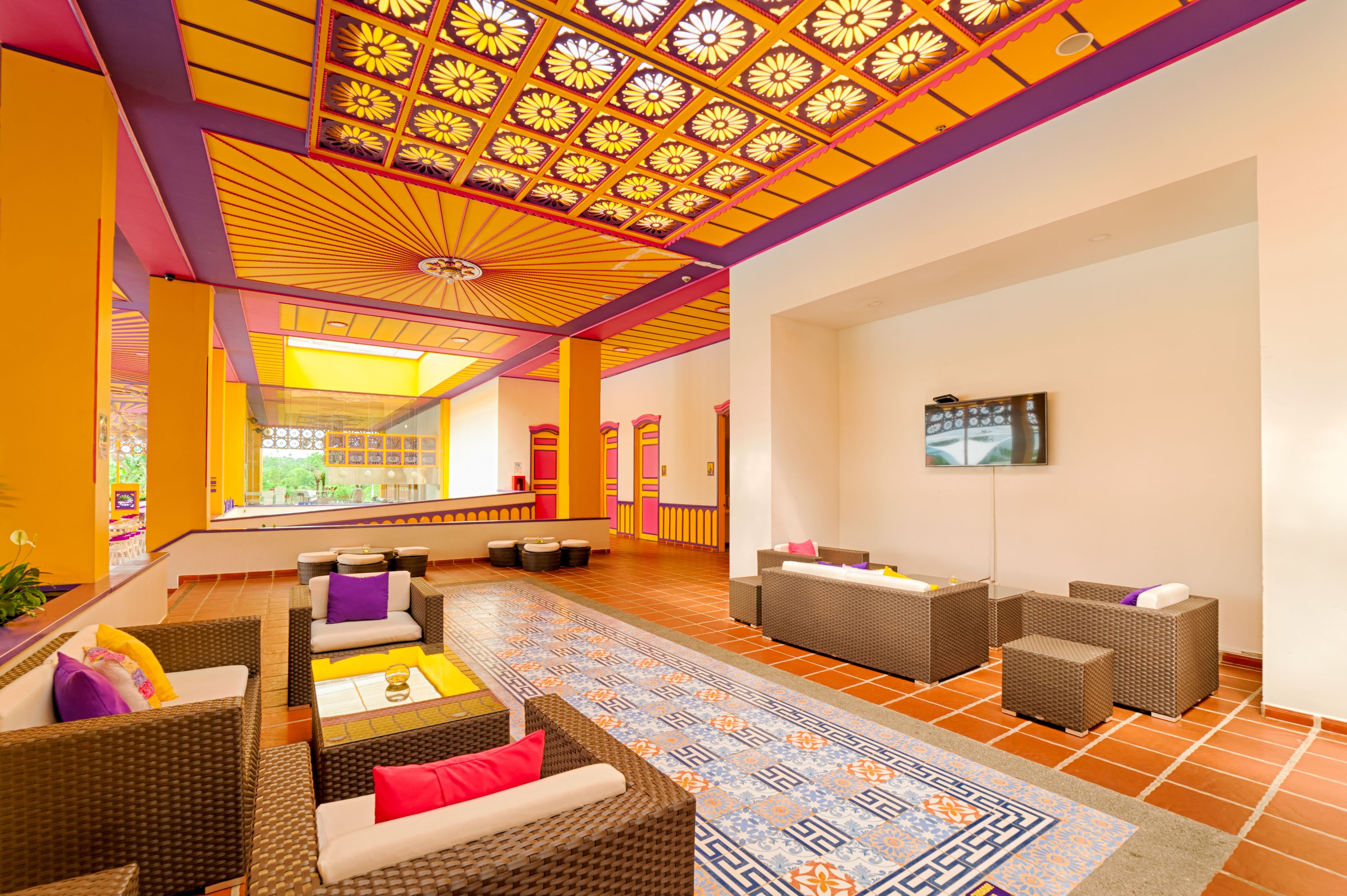 2 bares/lounges, um bar junto à piscina 