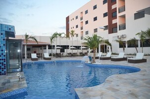 Piscina externa, guarda-sóis, espreguiçadeiras