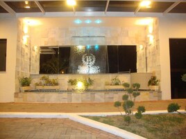 Fachada da propriedade à noite