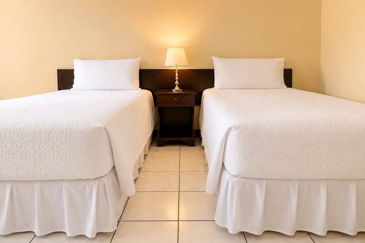 Quarto triplo básico | Ferros/tábuas de passar roupa, Wi-Fi de cortesia, roupa de cama