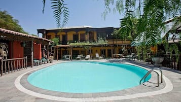 Piscina exterior, espreguiçadeiras