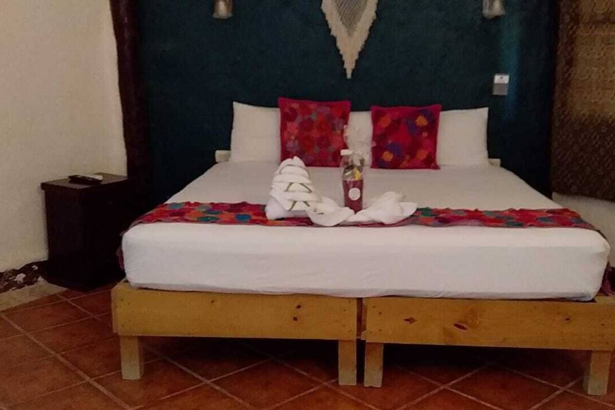 Cabana de Madeira Básica, 1 cama de casal, casa de banho anexa | 1 quarto, secretária, secretária adequada para computadores portáteis