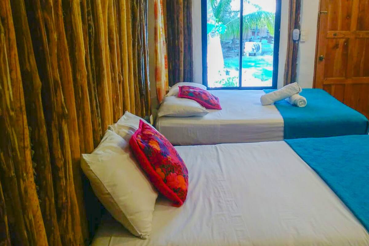 Cabana de Madeira Tradicional, 2 camas de casal, casa de banho anexa | 1 quarto, secretária, secretária adequada para computadores portáteis